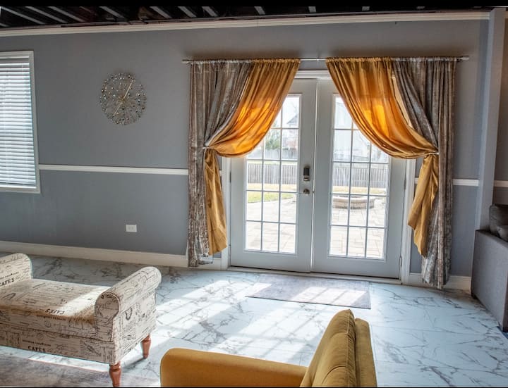 Sunlit Spacious Luxury Haven - Elgin, IL