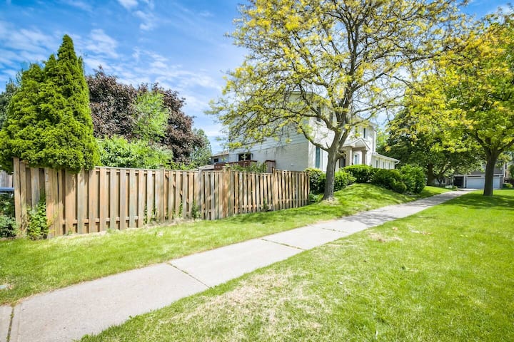 2b2.5bath 5mins Walktobsmt Fairview Mall & 401+dvp -