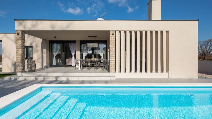 Villa Mademoiselle With Heated Pool - Nin