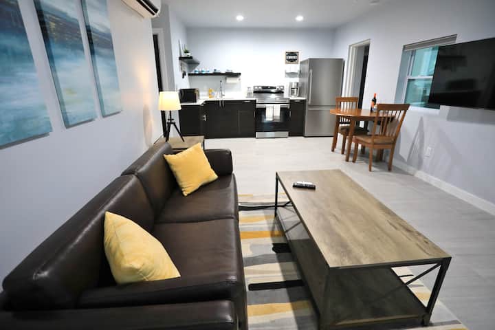 Walk To The Beach From This Lovely 2 Bedroom Condo - Venice Beach, FL