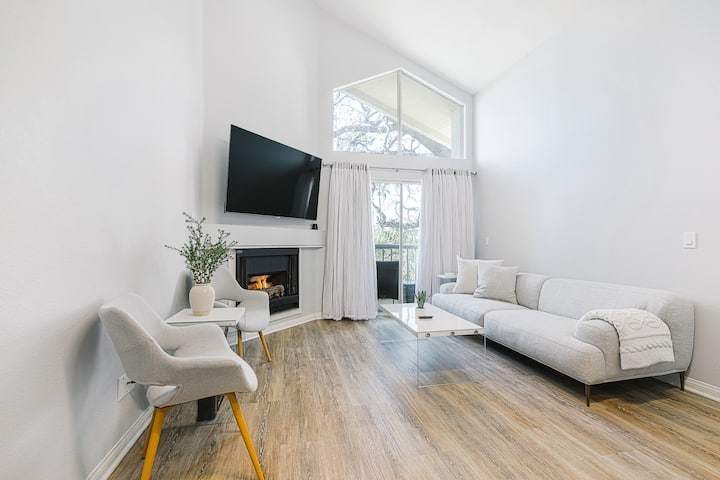 Resort-like | Gated | 1bd Condo | Parking | Pool - Los Angeles, CA