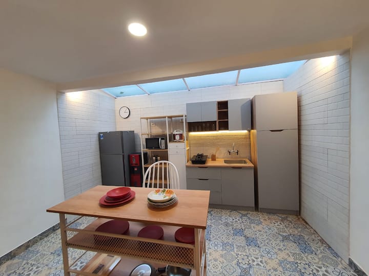 Walk To Seminyak Beach. 1br Apartment W/ Kitchen. - Legian
