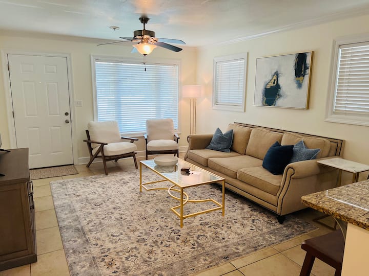 Wonderful 1 Bedroom Apt., One Block Off The Beach! - Gulfport, MS