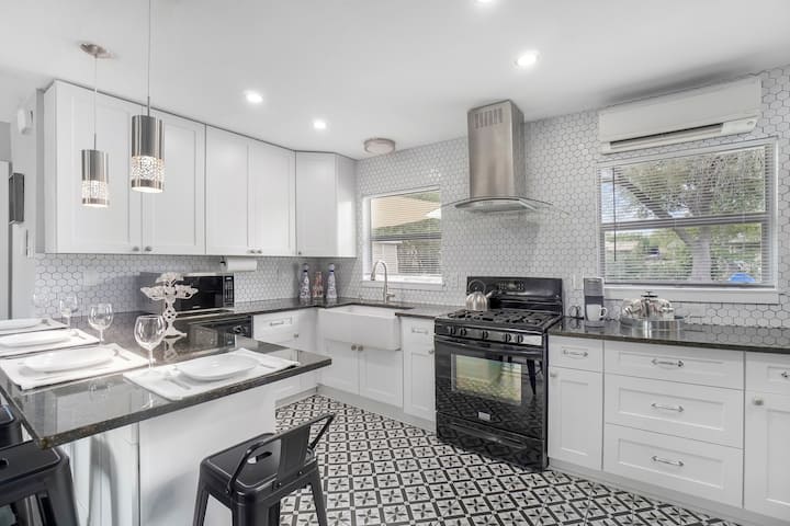 Casita Fiesta - 3bd/1ba Renovated House Central Sa - San Antonio, TX
