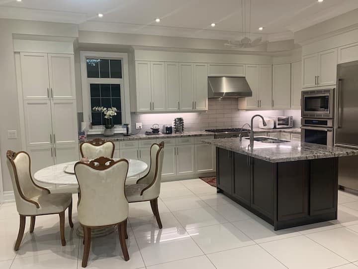 Beautiful Suite With Balcony In Richmond Hill - Vaughan