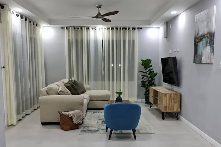 The Sunset Villa - 2bd Apt W/ Pool & Lovely Views - Kingston, Jamaica