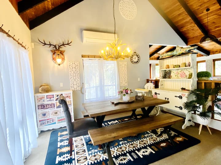 A City Fringe Forest Cottage With Vintage Charm - Auckland