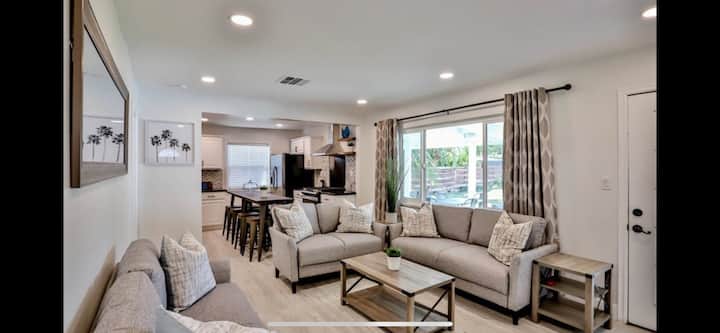 3 Bedroom 1 Bath 1 Full Kitchen House In Riversid - Riverside, CA