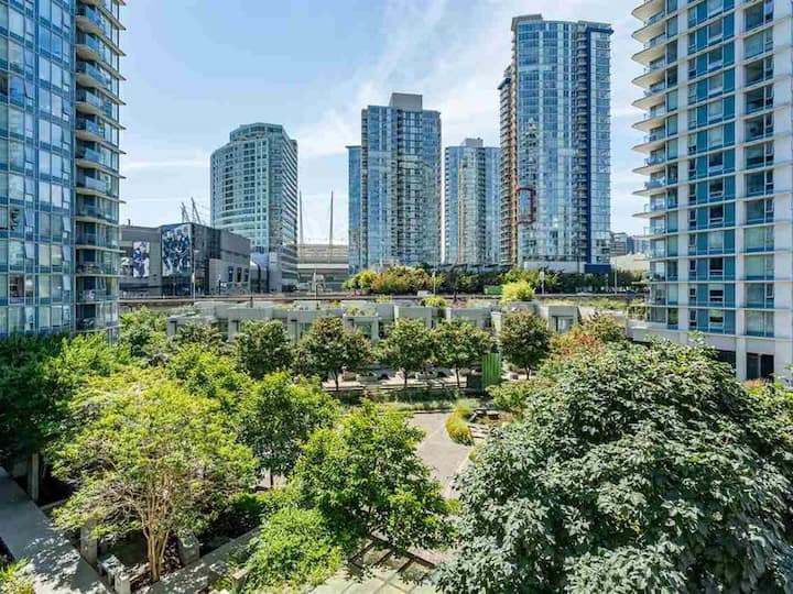 Lovely-4 Bedroom Downtown Condo With Pool - Vancouver