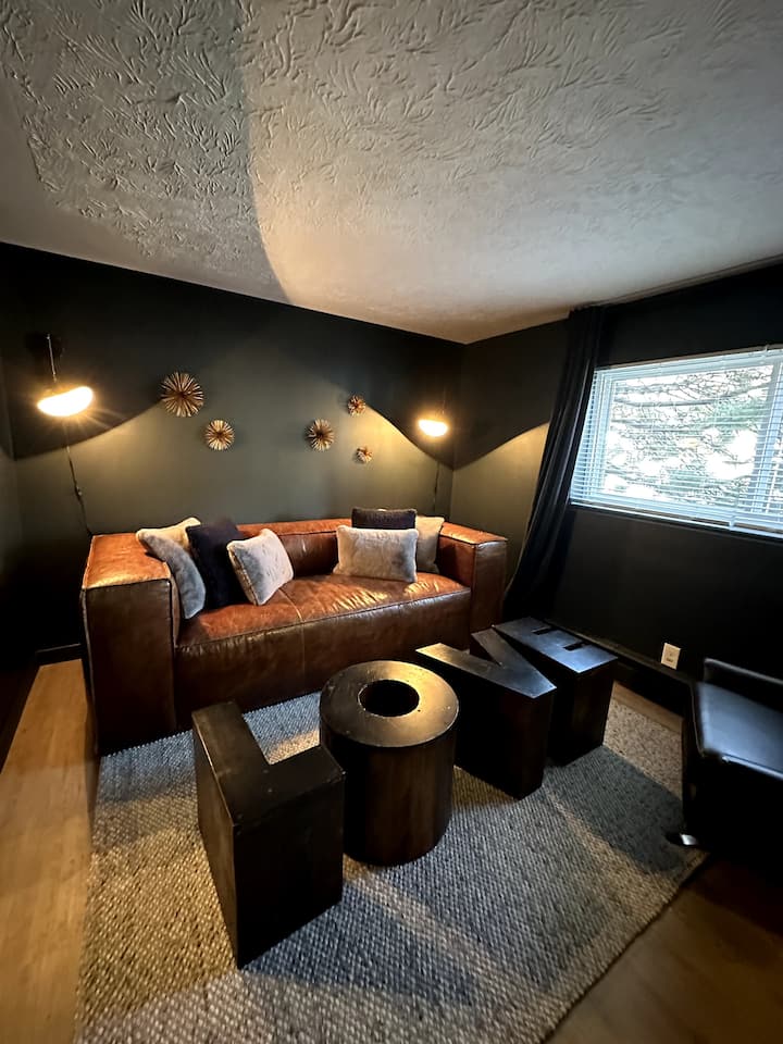 Tribeca~cozy, Ambient Vibes For A Moody Retreat! - Mount Royal University