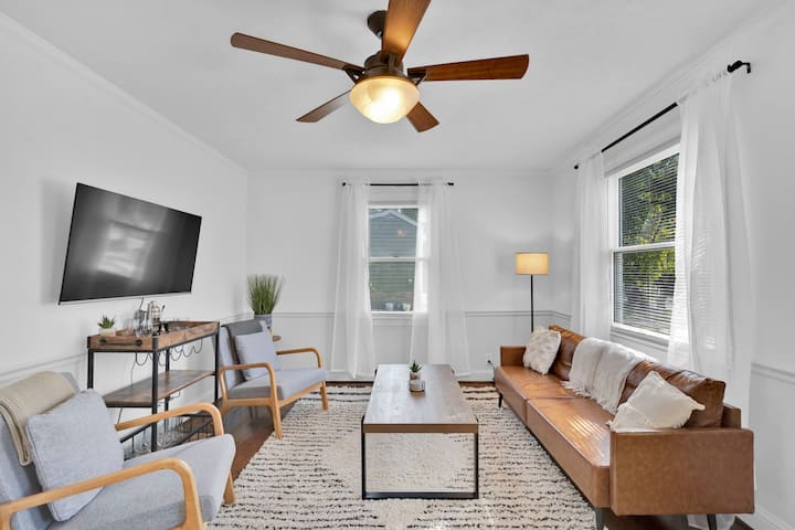 Cheerful 2-bedroom Home With Free Parking - Nashville, TN