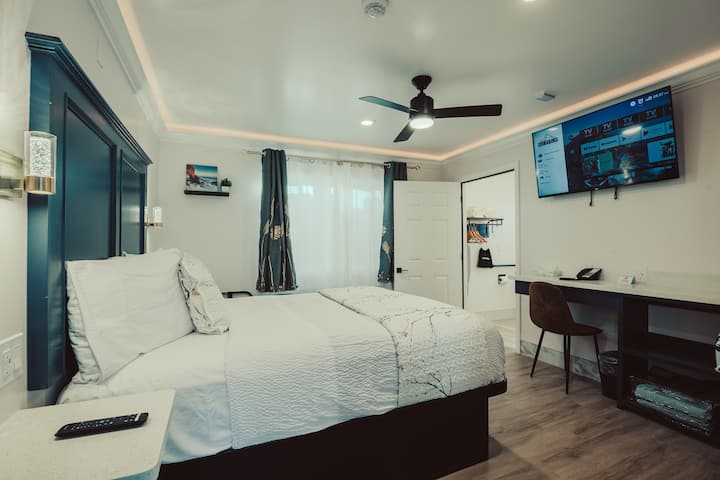 Upscale Modern Ada One Queen Room - Wharf/downtown - Cayucos, CA