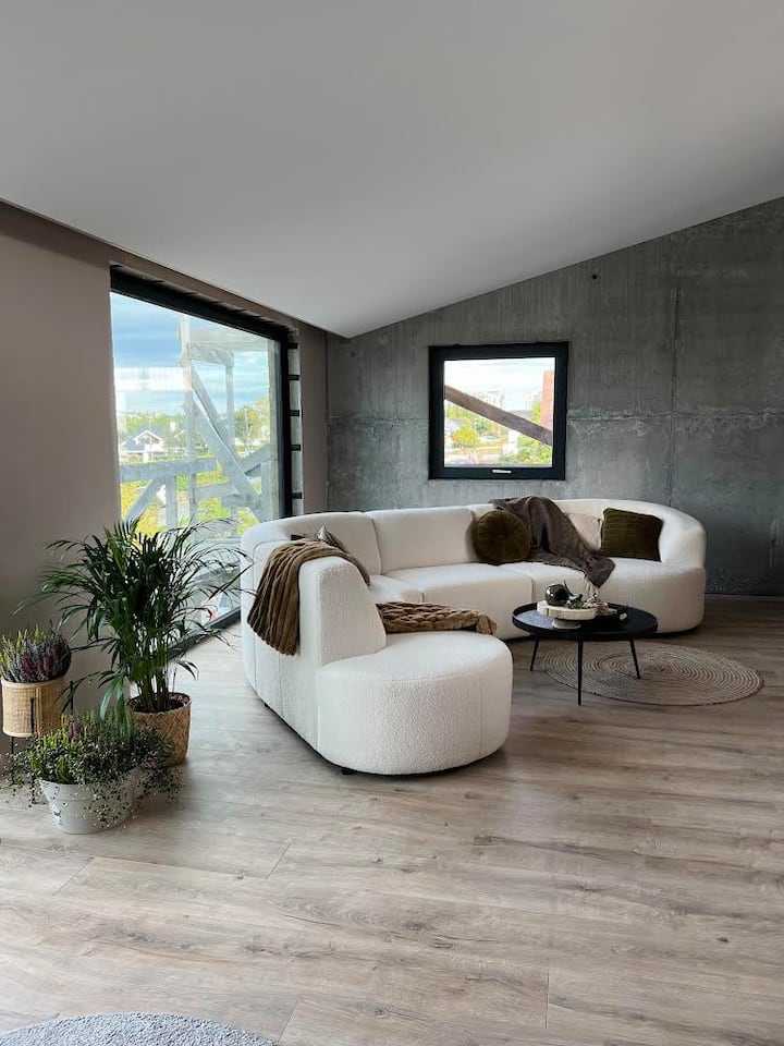 Modern 4-bedroom Home With Ocean Views - Reykjavík