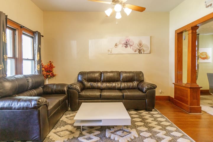 Unique Vintage Home Near The Zoo & Downtown Omaha - Council Bluffs, IA