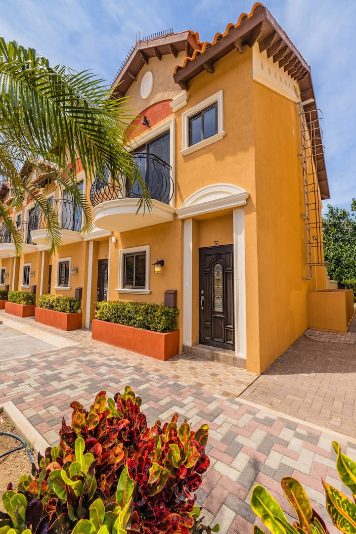 2bed 2.5 Bath Fully Gated Town House - Aruba