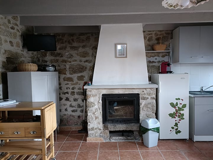 Maison En Pierre Dans Village Pour 2 Personnes - Creuse