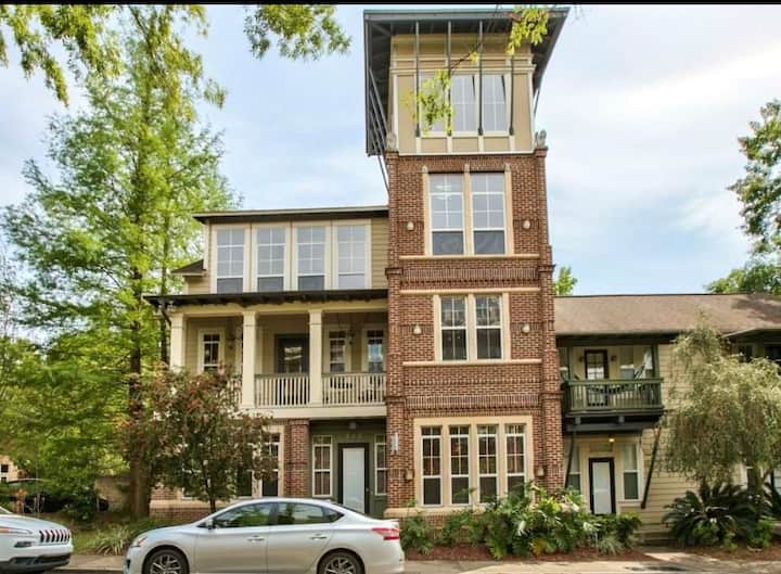 Luxury Graduation Property In College Town! - Tallahassee, FL