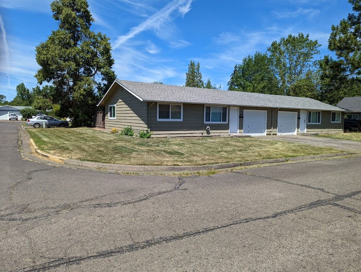 Large Duplex, Both Units, 4-bedrms, 2-baths, More! - Eugene