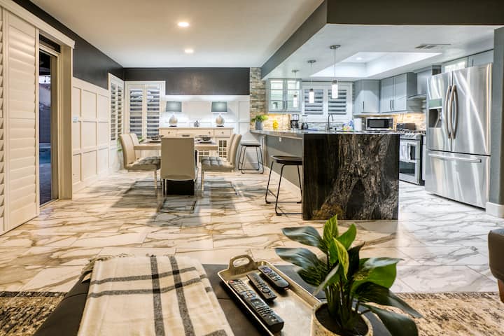 Luxurious 4 Bedroom Villa With  Pool /Spa! - Las Vegas, NV