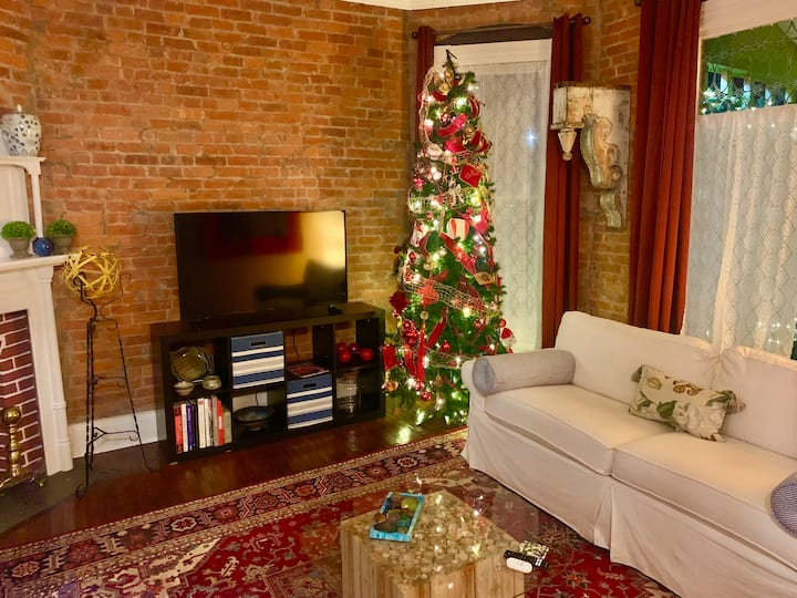 Spacious, Artsy, Brick Victorian,wifi, Laundry - Elmira, NY