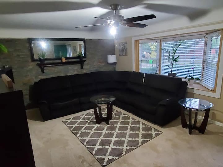 Cheerful 4 Bedroom Home That Sleeps 12 People - Chagrin Falls, OH