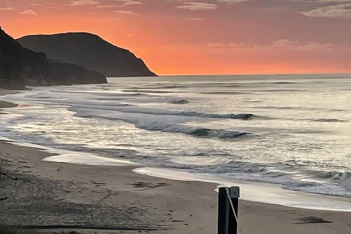 Spacious Four Bedroom Okitu/wainui Beach House - Gisborne