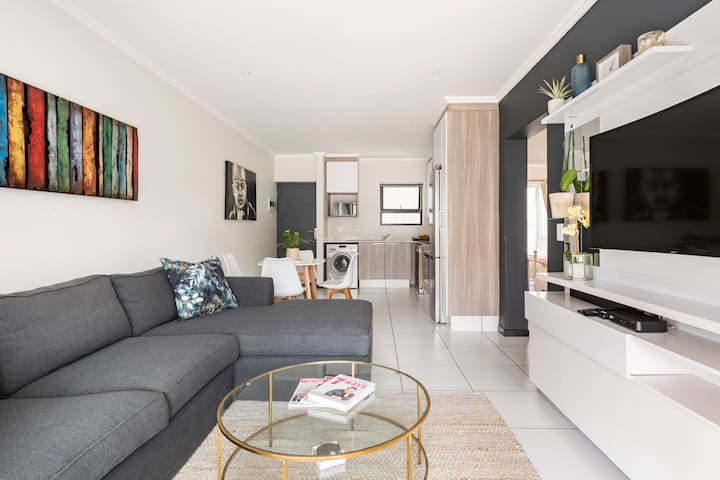 Modern And Chic 2-bedroom Apartment In Lonehill - Sandton