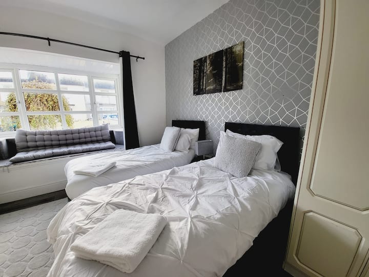 Walk To The Beach! Flat-for-6 Central Swansea - Mumbles
