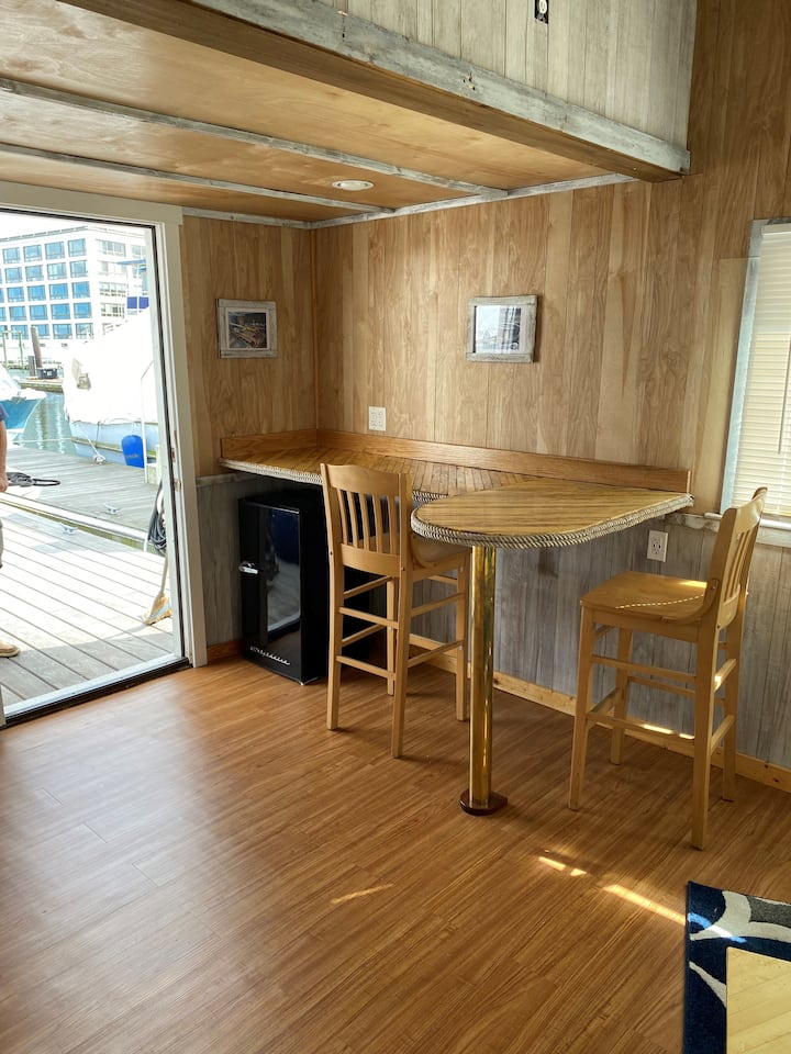 Delightful Floating One Bedroom Studio - Salem, MA