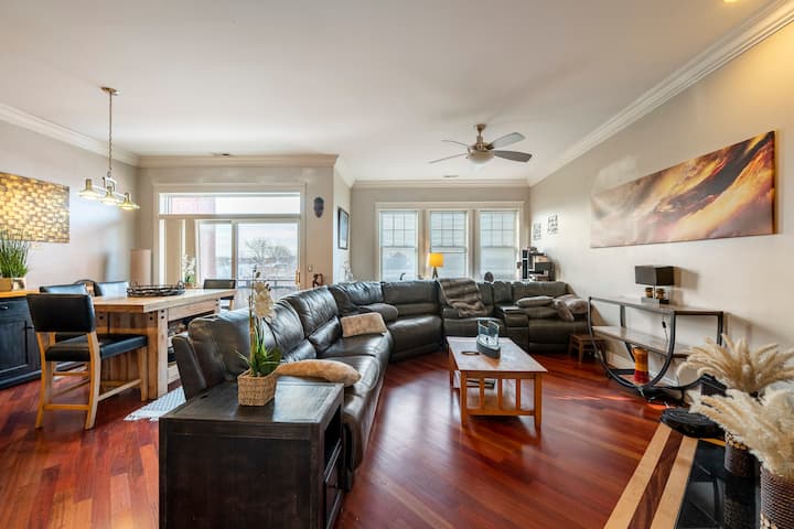 Beautiful Condo In North Kenwood With Parking - Chicago, IL
