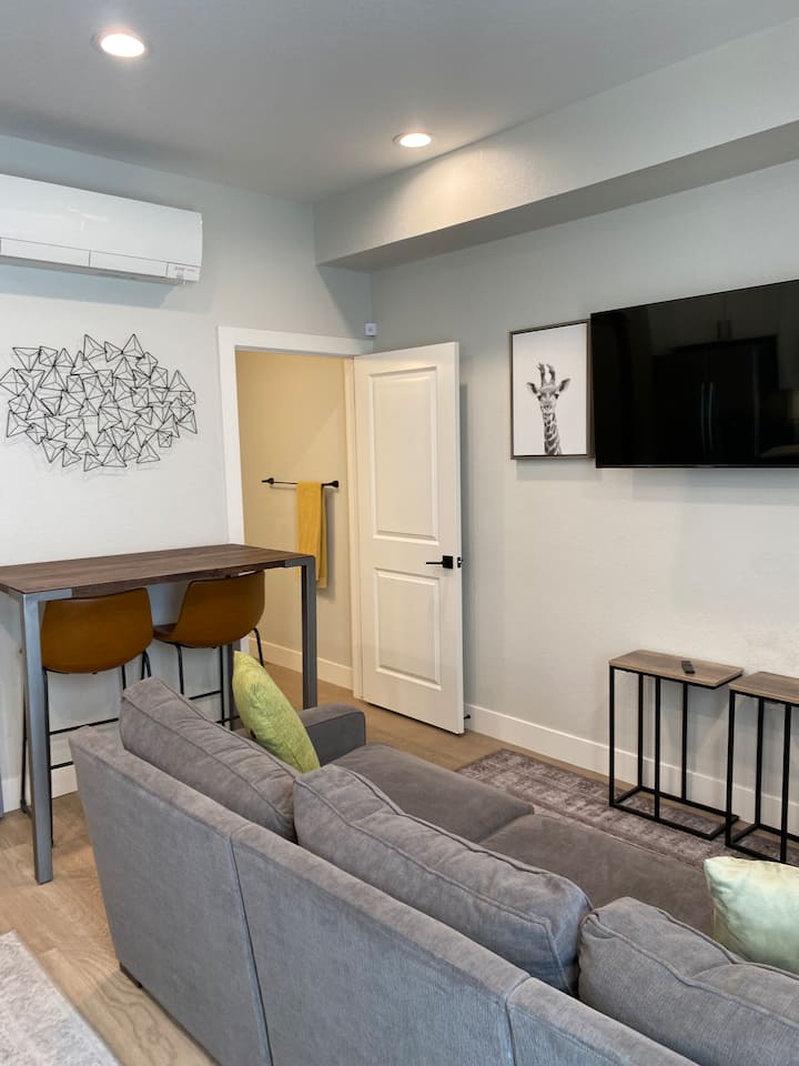 Cheerful 1 Bedroom 2 Bathroom Townhouse - Denver, CO