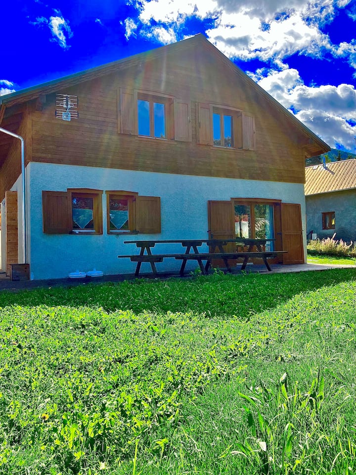 Chalet Le Pastre Spacieux Avec Salle De Jeux - Embrun