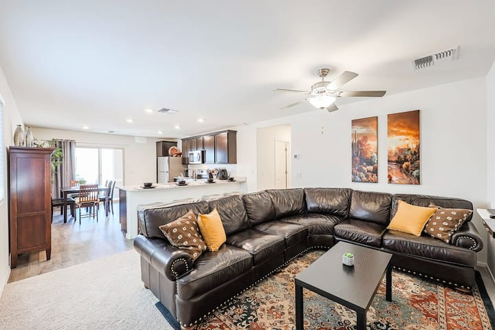 Luxe Private Getaway Near Main St & Skyline Park! - Buckeye, AZ