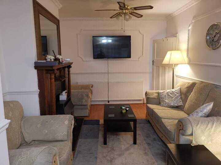 Large Double Bedroom With Sofa Bed In Luton - Luton