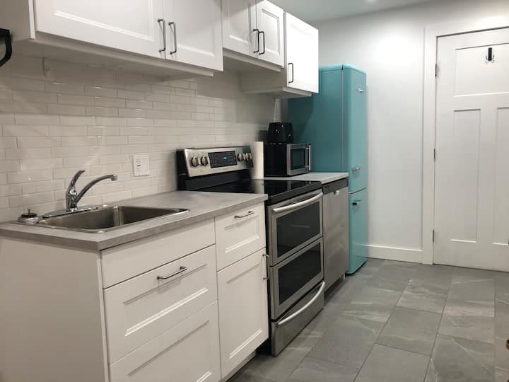 Bright And Airy Basement Suite - 白馬鎮