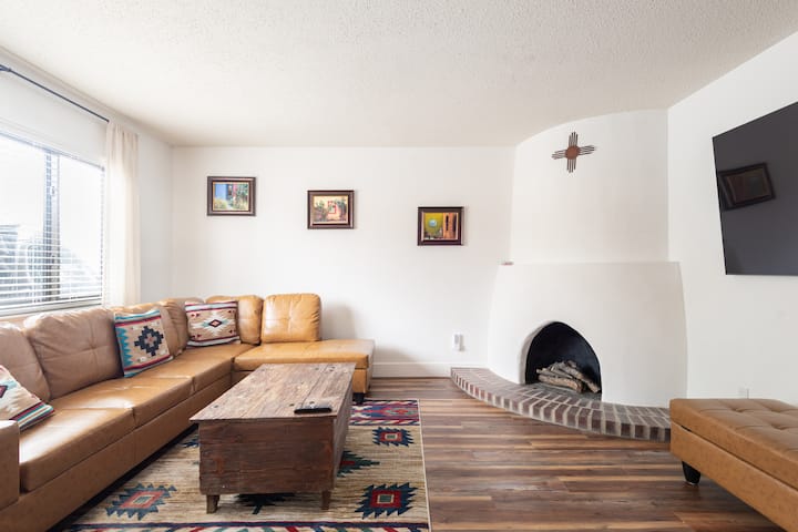 3 Bed 2 Bath Home, Sleeps 6, Large Bonus Room - Santa Fe, NM