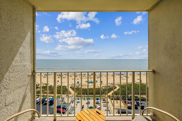 Huge Greatroom- 3 Bedroom Beach Front: Renovated! - Ocean City, MD