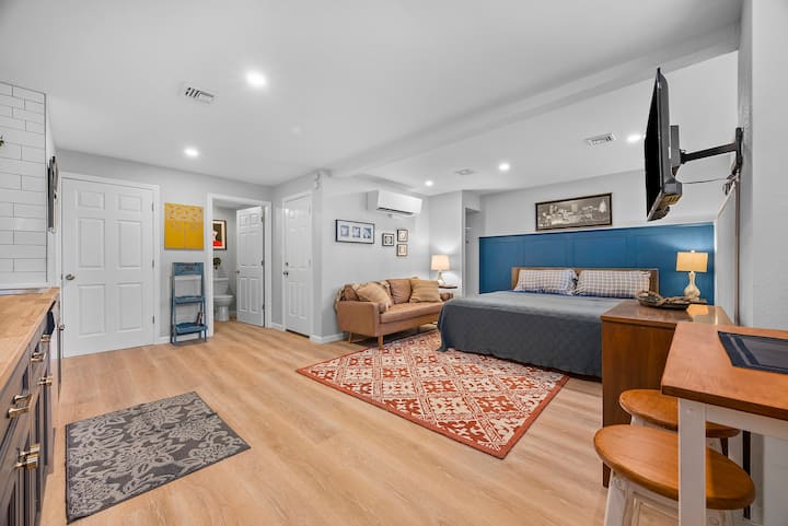 Industrial Chic Studio-modern Comfort In The Burgh - Pittsburgh, PA