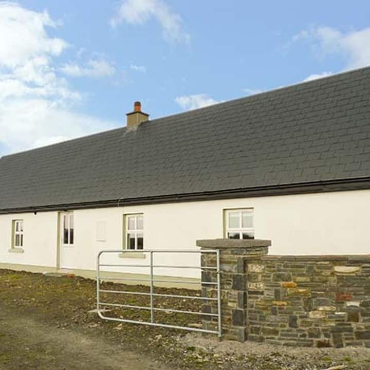 Bright Charming Cottage Nestled By The Ocean - Kilkee