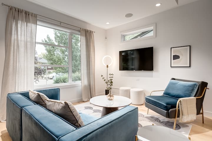 Luxury 4br W/ Sauna, A/c & Garage Near Marda Loop - Calgary