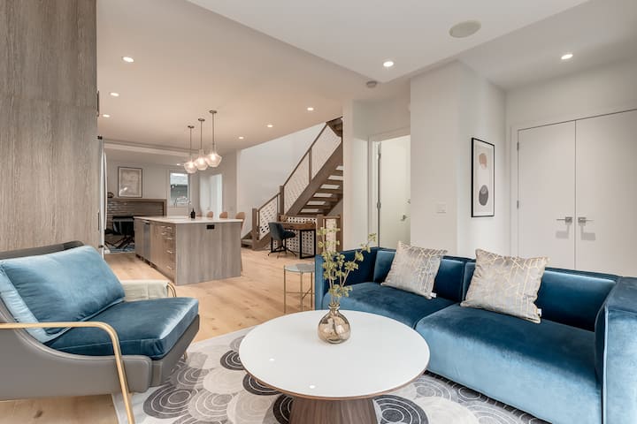 *No Fees* Upscale 4 Bed In Marda Loop “The Anna" - Calgary