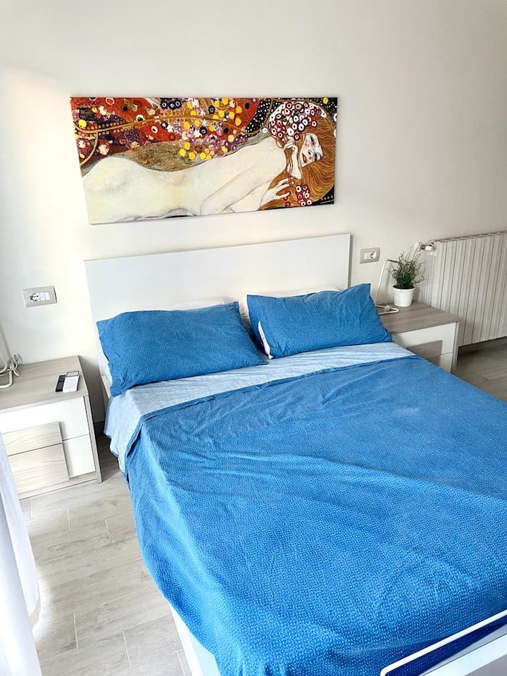 Nuovo E Moderno: Camera E Bagno A Lido Di Camaiore - Pietrasanta