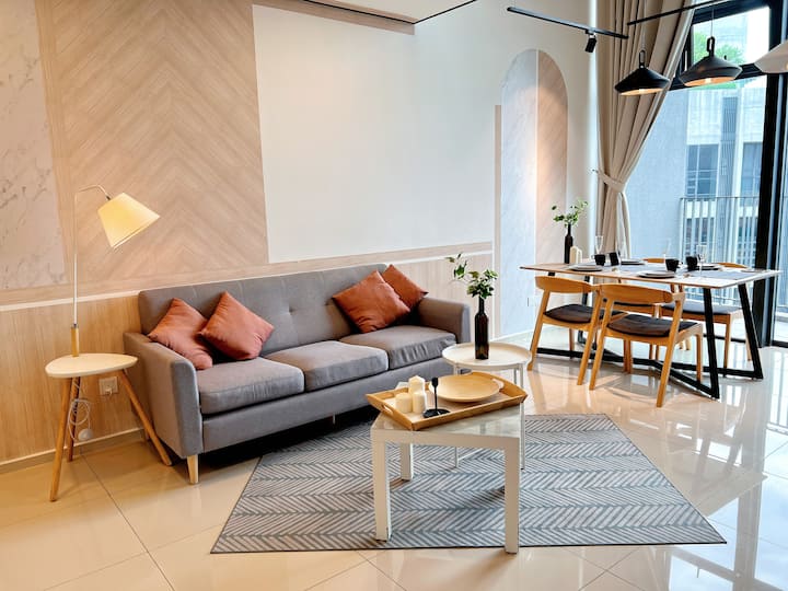Ekocheras Luxe Suite: Chic Balcony Bliss By Moka - 