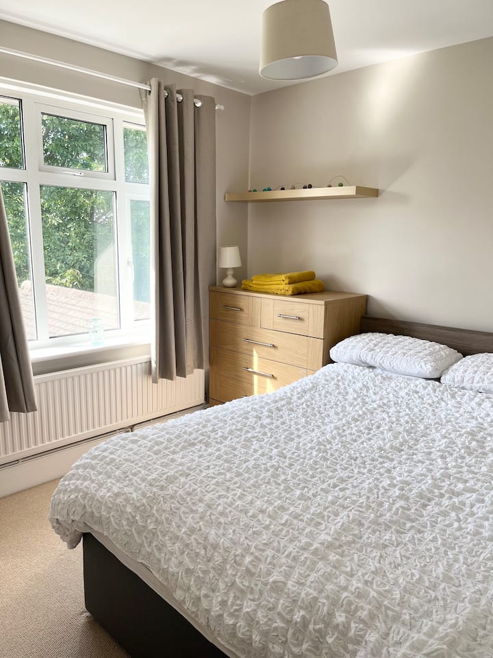 King Size Bed - 15-20 Min Walk From Station & Town - Cheltenham
