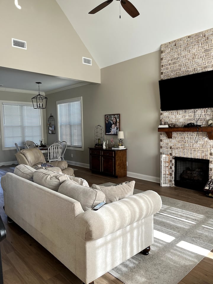 Cozy 3 Br/2 1/2 Ba With A Huge Backyard. - Oxford