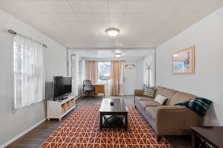 Central Cute Updated 2 Bedroom House In Des Moines - Prairie Meadows Casino, Racetrack, & Hotel