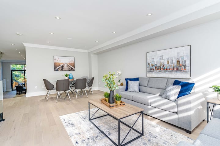 Luxury 4 Bedroom House Near The Lake - Toronto