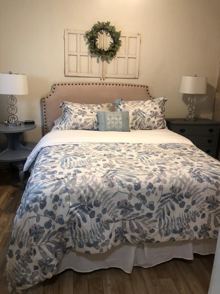 Cute One Bedroom Guesthouse With A Fenced In Yard - Longview, TX