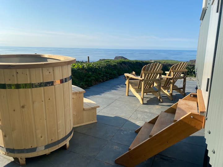 Delightful Shepherds Hut With Hot Tub And Sea View - Cornwall