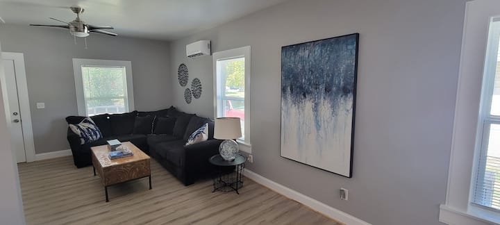 Premium Downtown Studio With
King Bed - Yahola Lake, OK